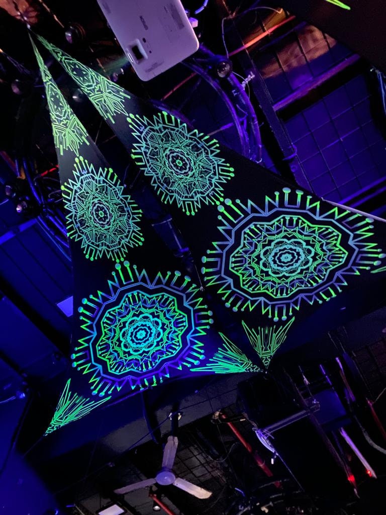 UV-Reactive Psychedelic Decoration dj Stage - MicroChip - Blacklight ...